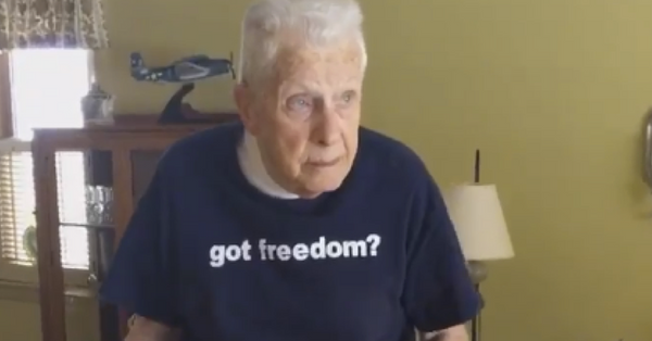 WWII Veteran Shows Off Christmas Spirit In Fabulously American Way ...